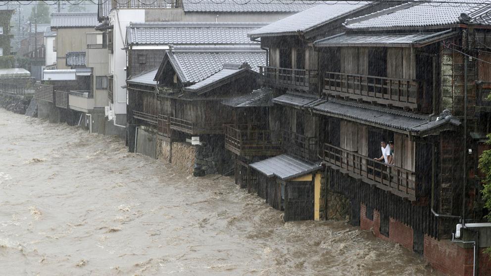 Japón activa la alerta máxima por lluvias ante la llegada del tifón ... Japón activa la alerta máxima por lluvias ante la llegada del tifón ...